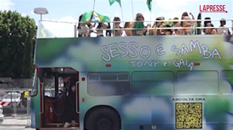 Video Tony Effe E Gaia Sesso E Samba In Vetta Alle Hit Estive