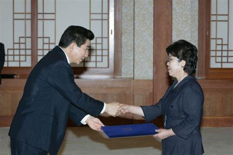 노무현사료관 [농어업ㆍ농어촌 특별대책위원회 위원들에게 위촉장을 수여하는 노무현 대통령]