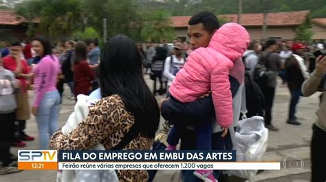 Vídeo Feirão do emprego atrai milhares de pessoas em Embu das Artes