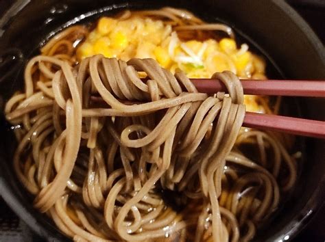 「岩下の新生姜コーン天そば」を朝食に食べたけど、うまいのだけれど量が足りないな（笑）。（よもだそば御徒町店：上野五丁目：jr高架下） モモログ4