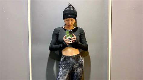 谢苗妻女近照曝光！演员妻子穿露腰装身材出众，9岁女儿颜值高何彦霓明星娱乐资讯新浪新闻