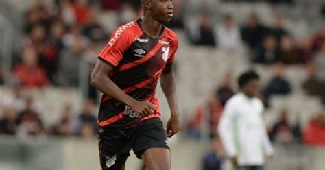 Goiás acerta empréstimo do atacante Matheus Babi do Athletico