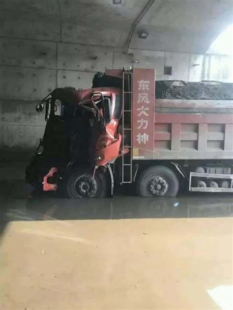 昨天新余兩貨車發生事故，車頭被撞扁！ 每日頭條
