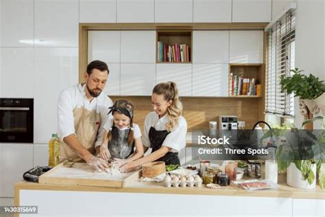 반죽 교육을 반죽하는 젊은 어머니와 아버지는 수제 피자 파스타 쿠키 비스킷 뇨키 베이킹 요리 기뻐하는 아이 3 명에 대한 스톡 사진 및 기타 이미지 Istock