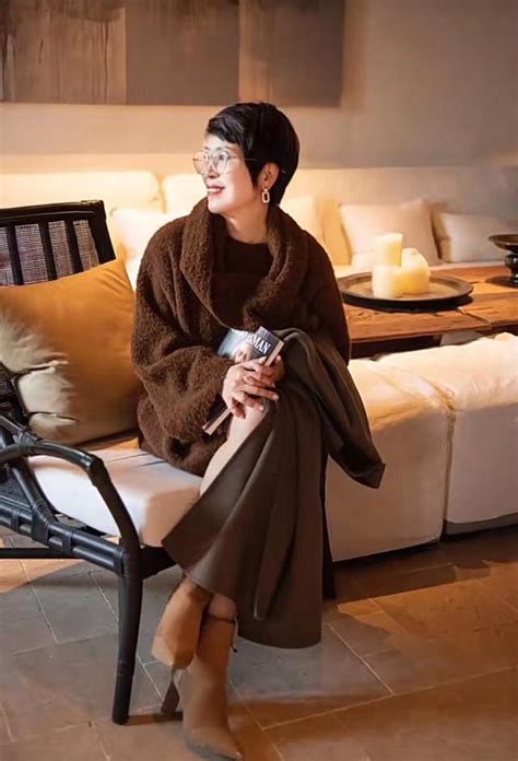 60歲的女人越簡單越高級，看這位奶奶的穿搭，顯得氣質又優雅 每日頭條