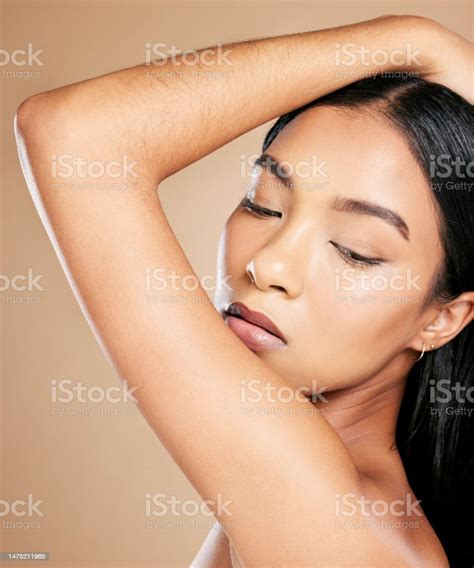 피부 빛 흑인 여성 그리고 웰빙과 스파 트리트먼트 후 생각하는 모델의 아름다움 얼굴 피부과 스킨케어 및 갈색 스튜디오 배경으로 피부 광채와 자기 관리에서 사람의 얼굴 20