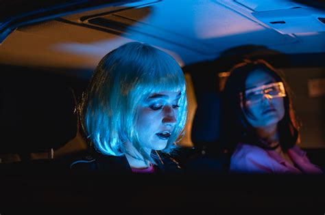 차 뒷좌석에 앉아 있는 파란 헤어스타일을 한 두 여성의 여성 초상화 네온 조명 컨셉 사진 소녀는 승객 차량 실내 컬러 조명이있는 미래 사진 차에 대한 스톡 사진 및 기타