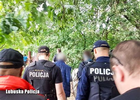 Zielona Góra Po wybuchu gazu w mieszkaniu szukała ich policja Ukrywały się w szałasie w lesie