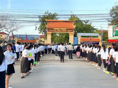 សកម្មភាពបេក្ខជនចូលក្នុងមណ្ឌលប្រឡងព្រឹកថ្ងៃទី១ នៃការប្រឡងសញ្ញាបត្រមធ្យមសិក្សាទុតិយភូមិ