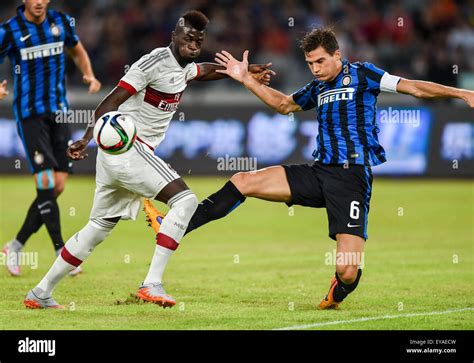 Shenzhen Chinas Guangdong Province 25th July 2015 Ac Milans Mbaye Niang L Vies With