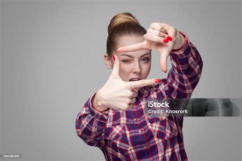 빨간색 분홍색 체크 무늬 셔츠에 아름 다운 금발 여자 수집 롤빵 헤어스타일 메이크업 위와 구성 제스처를 자르기 카메라를 보고 갇힌에 대한 스톡 사진 및 기타 이미지 Istock