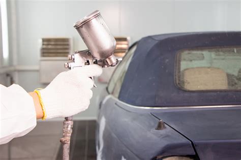 기업가 사업가 작은 사업 소유자 페인트 차고 자동차 수리 점 화사 한 노동자 는 스프레이 총을 들고 Ppe 정장과 먼지 마스크를 착용 페인트룸 페인트룸 30 34세에 대한