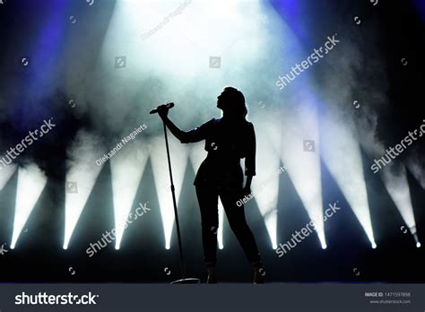 573119 성악가 이미지 스톡 사진 및 벡터 Shutterstock