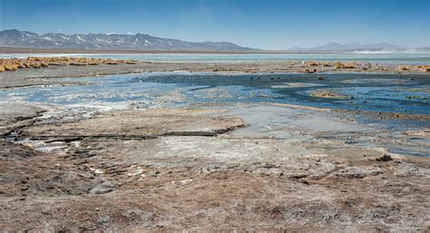 라 구나 Y 배경 Salar는 드 Uyuni 포토 시 볼리비아남아메리카에에서 Salar De Chalviri와 테 르 마스 데