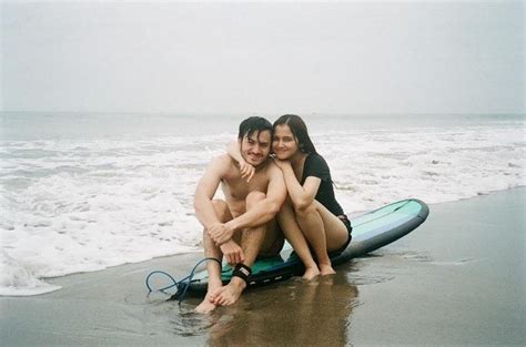 9 Gaya Pacaran Artis Saat Liburan Ke Pantai