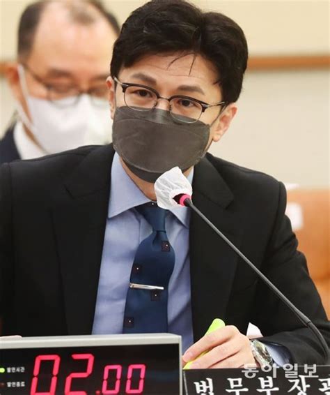 尹 당권 ‘윤심 논란 불쾌감 한동훈 차출설엔 “장관직 수행 방해”