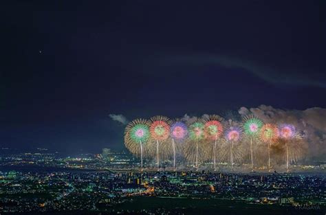 推上网友们记录下的日本长冈花火大会的盛景，夜空下烟花绽放