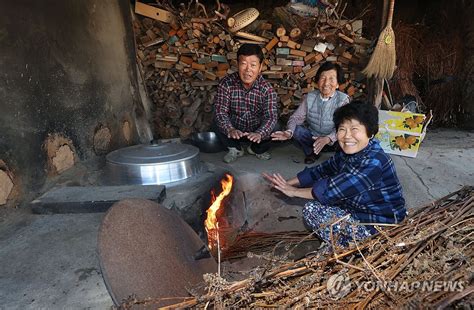 입동아궁이 불 피우는 마을