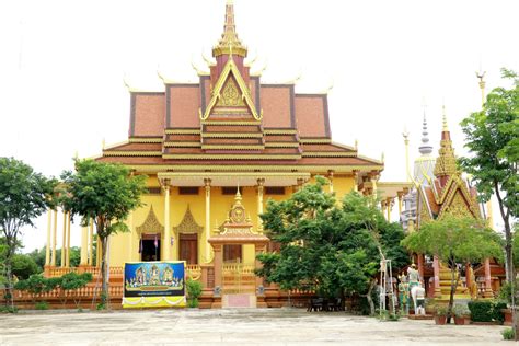 លោកជំទាវ ឃួន ឃុនឌី ប្រគេនទៀនព្រះវស្សា និងទេយ្យវត្ថុដល់ព្រះសង្ឃចំនួន៨វត្ត ក្នុងខេត្តកំពង់ធំ