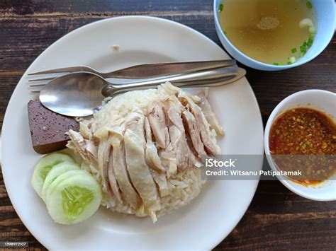 하이난 식 치킨 라이스는 나무 배경에 닭고기 수프와 소스를 곁들여 먹는다 0명에 대한 스톡 사진 및 기타 이미지 0명
