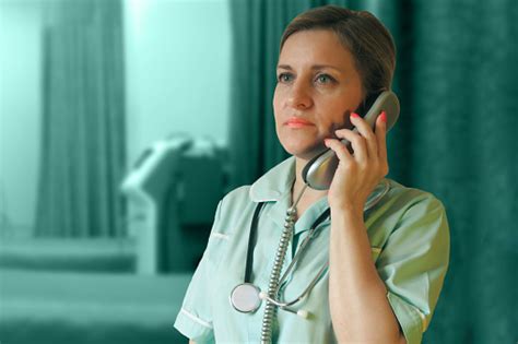 전화로 의사 또는 간호사 전화 목 주위에 핸드셋과 청진 기를 가진 제복에 여자는 의학 환자를 상담 합니다 간호사에 대한 스톡 사진 및 기타 이미지 Istock