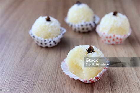 코코넛 키스 나무 배경에 고립 된 전형적인 달콤한 브라질 요리 근접 촬영 사진 0명에 대한 스톡 사진 및 기타 이미지 Istock