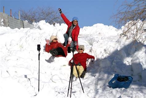 沈阳：冰雪经济持续升温 游客欢笑与白雪合影新浪图片