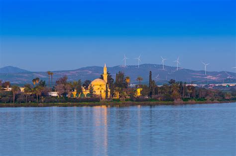 고 대 하 라 술탄 테 케 또는 이슬람 종교에 있는 움 하 람의 모스크는 무슬림 신사입니다 라 르 나카에 있는 솔트 레이크 사이 프 러 스 건축에 대한 스톡 사진 및 기타