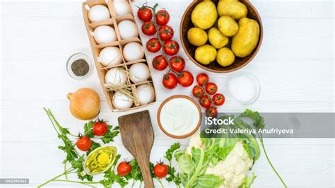 흰색 나무 테이블에 음식 그릇에 감자 세리 토마토 계란 양파 사우르 크림 기름 소금 후추 양배추와 파슬리 0명에 대한 스톡 사진 및 기타 이미지 Istock