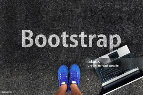 아스팔트 도로의 노트북과 부트 스트랩 단어 옆에있는 남자 운동화 Html에 대한 스톡 사진 및 기타 이미지 Html 감시 개념 Istock