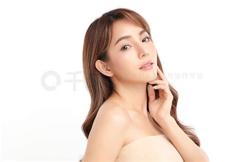 美容高清图片 年轻美丽的亚洲女人有着洁白的背景、脸蛋护理、面部护理、美容美发、美容美发、水疗、亚洲女性肖像 人像图片免费下载格式