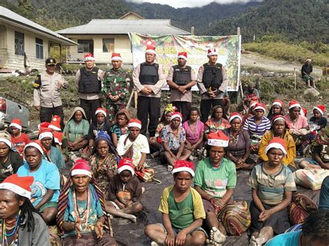 Anggota TNI Polri Rayakan Natal Bersama Masyarakat 4 Distrik Di