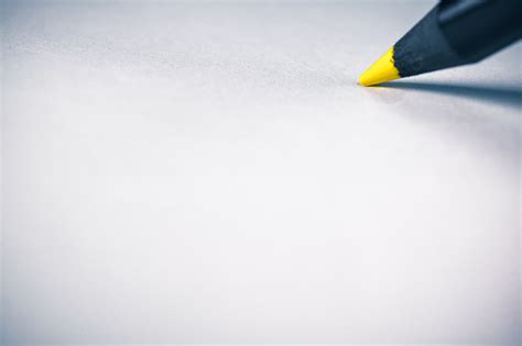 예술적 개념 검은 나무 노란 색깔 연필 흰 종이에 드로잉 복사 공간 텍스트와 가까이 0명에 대한 스톡 사진 및 기타 이미지