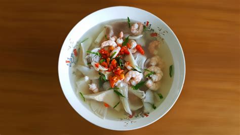 Tom Yum Goong 매운 새우 수프 배경에 고립 된 유명한 태국 음식 라임에 대한 스톡 사진 및 기타 이미지 라임