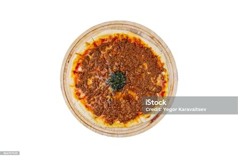 맛 있는 피자 흰색 배경에 고립 된 나무 스탠드에 다진 고기 상위 뷰 건강에 좋지 않은 음식에 대한 스톡 사진 및 기타 이미지