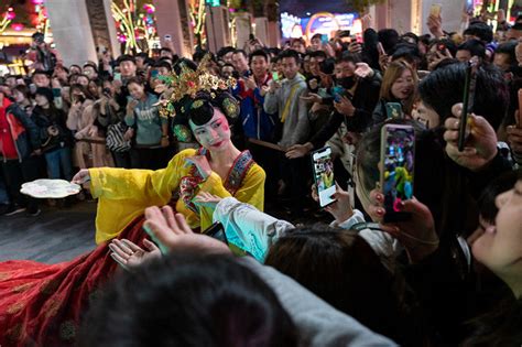 大唐不夜城“真人不倒翁”成网红 吸引游客前来跟小姐姐握手坪山新闻网