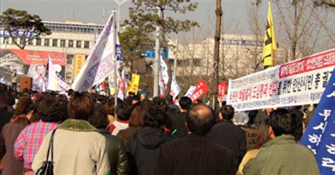 석탄가루 휘날리는 화물열차 도심통과