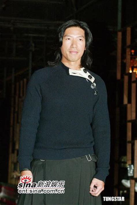 （转贴） 张耀扬裙装走秀 在后台小内裤几度穿帮（图）张耀扬吧百度贴吧