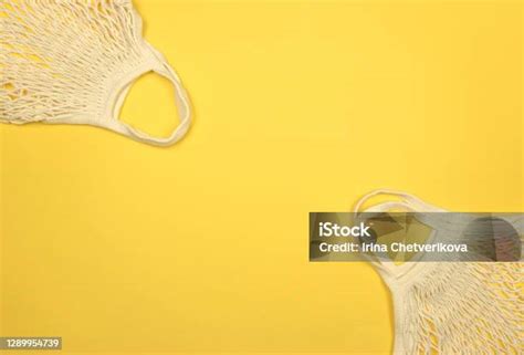 흰색 메쉬 백은 노란색 배경에 놓여 있습니다 공간을 복사합니다 재사용 가능한 사물 개념 0명에 대한 스톡 사진 및 기타 이미지