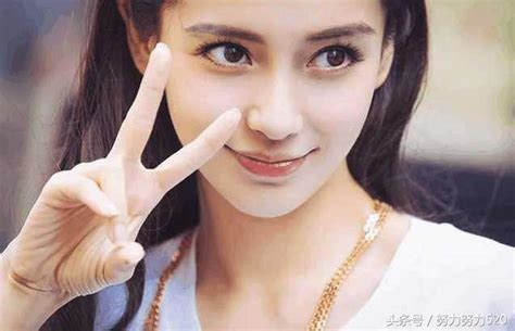 楊穎路透照流出，腳踩20cm恨天高演霸道女總裁，氣質像淘妹 每日頭條