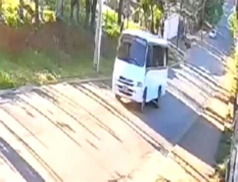 Veja vídeo ônibus desgovernado desce ladeira e cai em barranco TV
