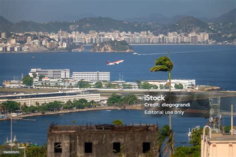리오 데 자네이 브라질 산토스 듀 먼 트 공항에서 이륙 하는 비행기의 항공 보기 공항에 대한 스톡 사진 및 기타 이미지 공항