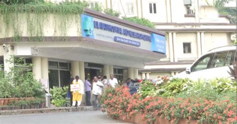 Pawar Meets Sanjay Raut In Hospital