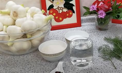 Маринованный чеснок будет вкуснее свежего: кладем в банку и оставляем ...
