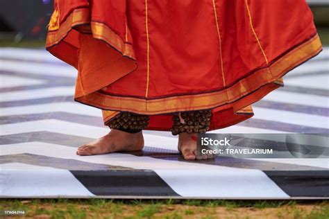 고대 민족 Kathak 춤을 위한 인도 무용수의 여성 발에 작은 종 Ghungroo 고전 양식에 대한 스톡 사진 및 기타 이미지