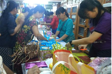 ဒဂုံမြို့နယ် ပြန်ကြားရေးနှင့်ပြည်သူ့ဆက်ဆံရေးဦးစီးဌာန၌ ပလတ်စတစ်လက်ဆွဲအိတ်ထိုးနည်းသင်တန်းဖွင့်လှစ