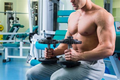 El Atleta Joven En El Gimnasio Imagen De Archivo Imagen De Muscular Lifestyle