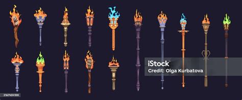 중세 횃불 만화 게임 자산 도구 불타는 불꽃과 고대 나무 및 금속 다양한 횃불 막대기에 고대 성 조명 모닥불 모바일 게임 Ui 요소 깔끔한 벡터 세트 성화에 대한 스톡 벡터