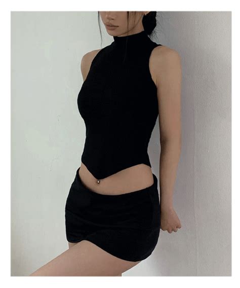 [블랙당일 주문폭주] 허리쏙 사선트임 반목폴라 크롭 나시 모던 글램핏 레이어드 데일리룩 여리핏 레이어드 여친룩 데이트룩 페미닌