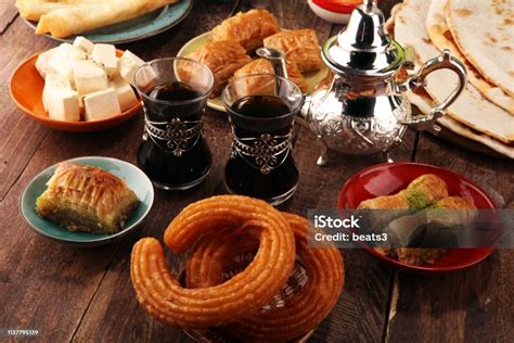 중동 또는 아랍어 요리와 모듬 된 Meze 콘크리트 소박한 배경 터키식 빵 또는 터키 피자 디저트는 피스타치오와 함께 라바 훔